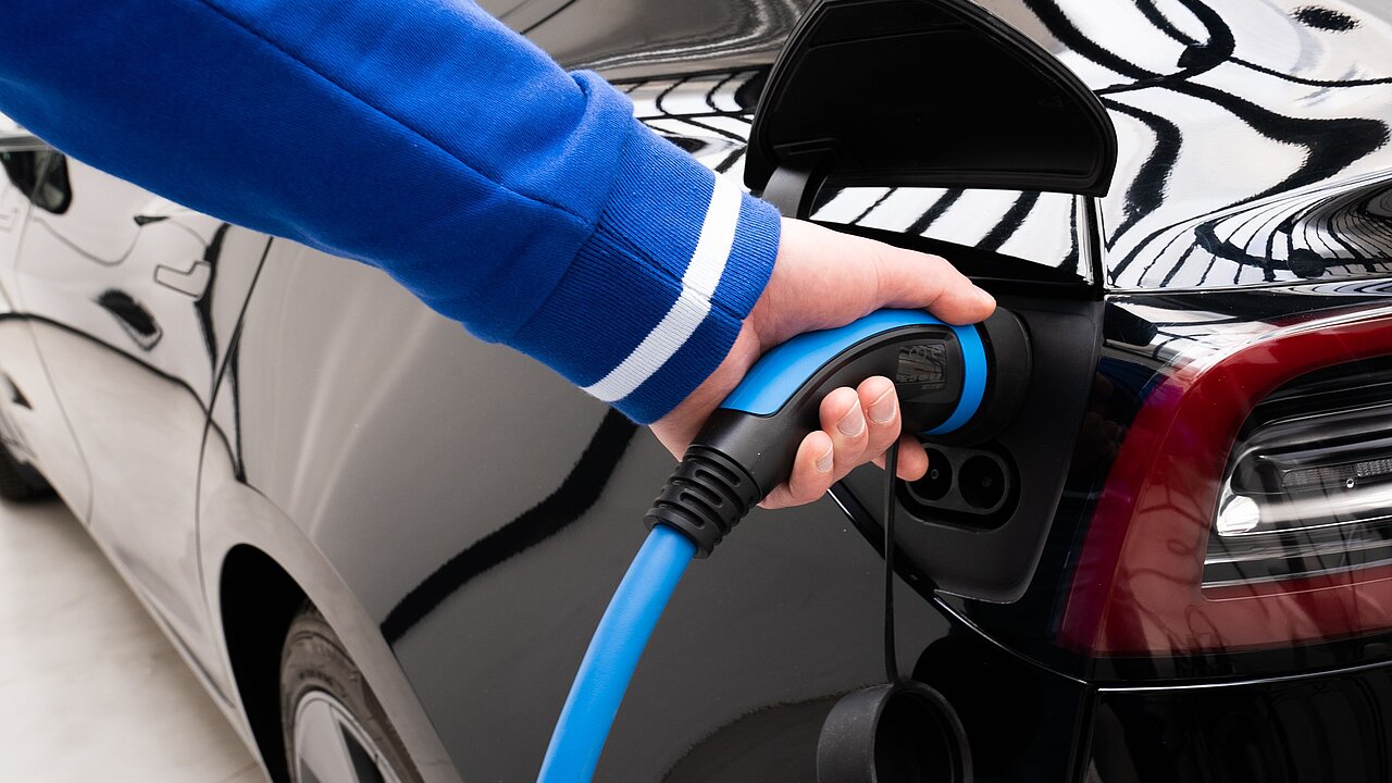How to Charge an Electric Car? - Step-by-Step Guide | go-e